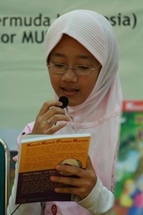 Putri Salsa (Author of Tangan-tangan Mungil Melukis Langit)