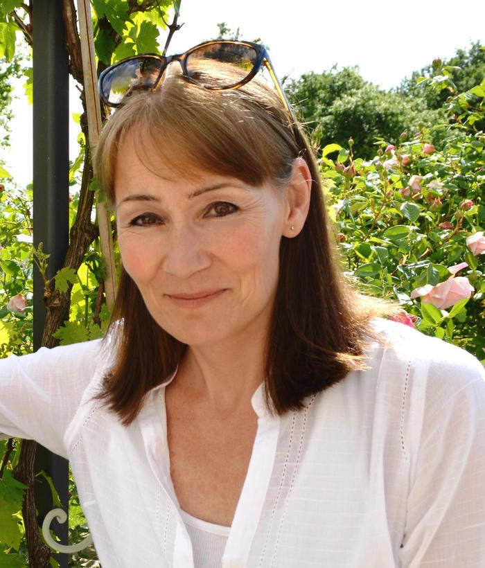 Fiona Valpy (Author of The Dressmaker's Gift)