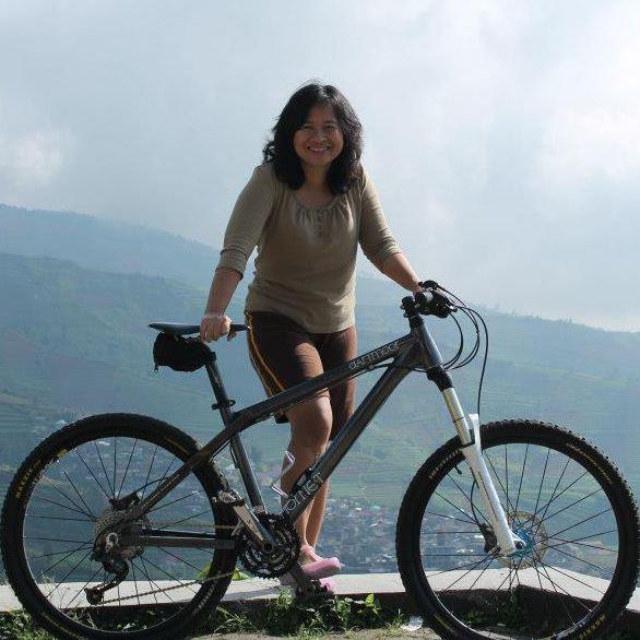 Rosi L. Simamora (Author of Catatan Harian Menantu Sinting)