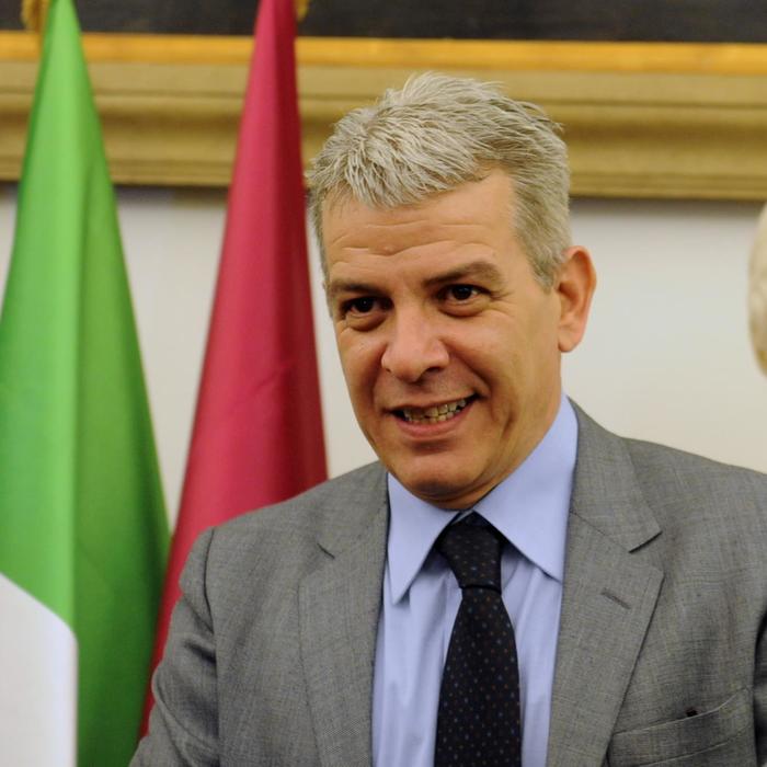 Alfonso Sabella (Author of Cacciatore di mafiosi)