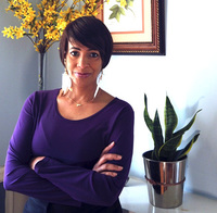 Elizabeth Espinal (Author of Entre Dos Reyes)