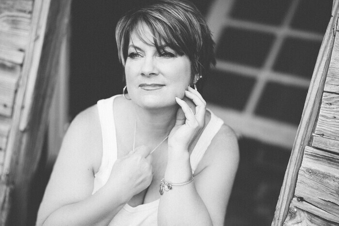 Libby Howard (Author of The Tell All)