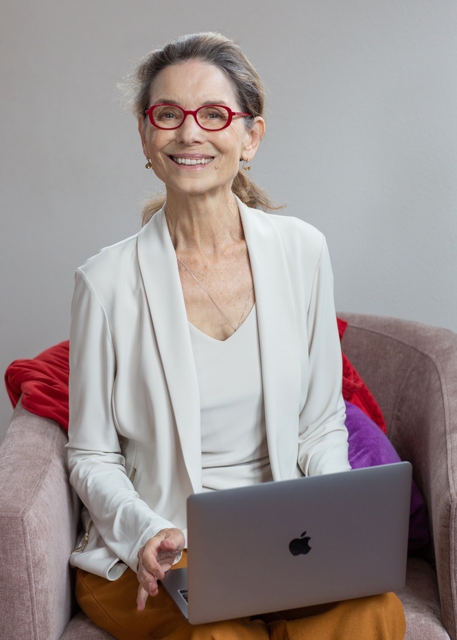 Kristina Bak (Author of Nowever)