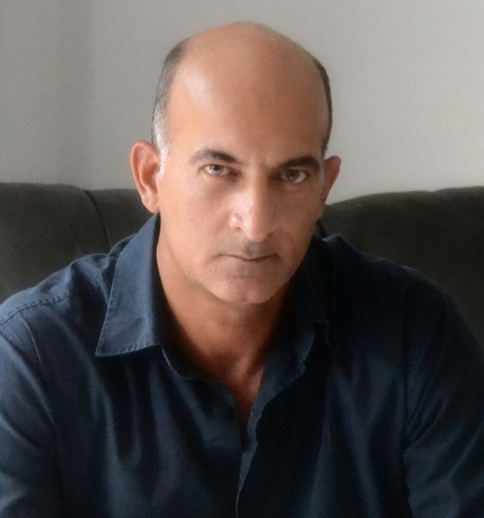 Fernando Hernandez Perez (Author of FLORES FLOWERS BLUMEN)