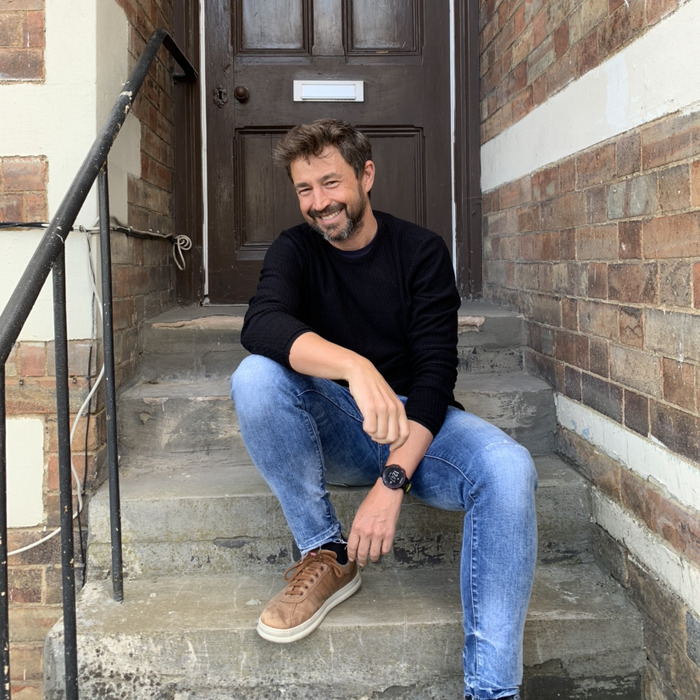 Simon D. Luscombe (Author of Al otro lado del Raquis)