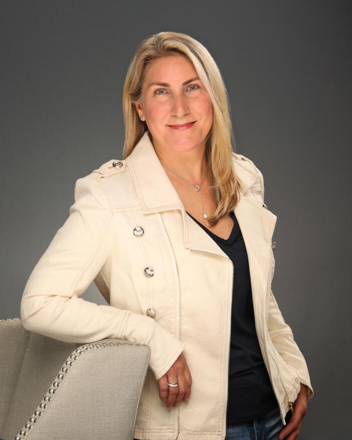 Deanna Bussadori (Author of Super Big Brother)
