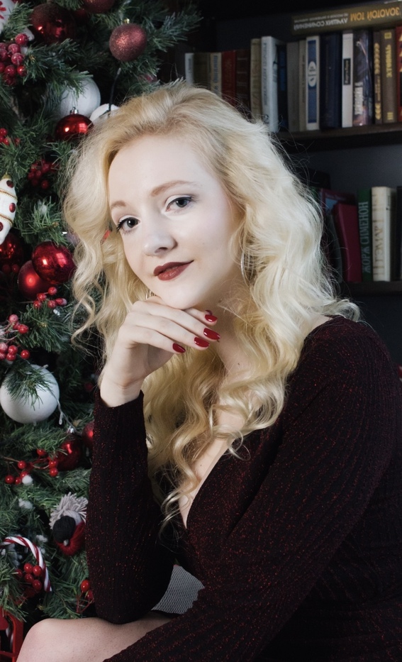 Hope Abrom (Author of The Mad King and the False Queen)