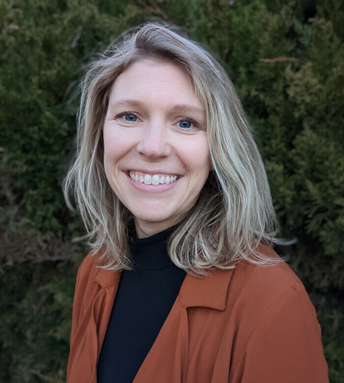 Chelsea Iversen (Author of The Peculiar Garden of Harriet Hunt)