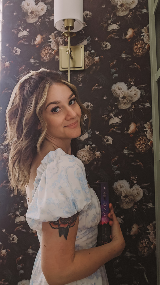 Jenessa Ren (Author of Heir Of Sun And Moon)