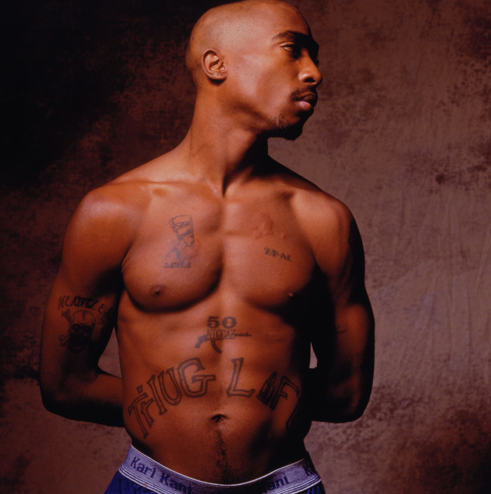 Photos of Tupac Shakur - Tupac Shakur's famous pose 1993